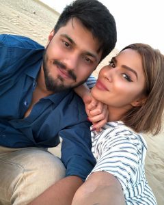 Aashka Goradia biography, age, height, husband, religion, caste & more