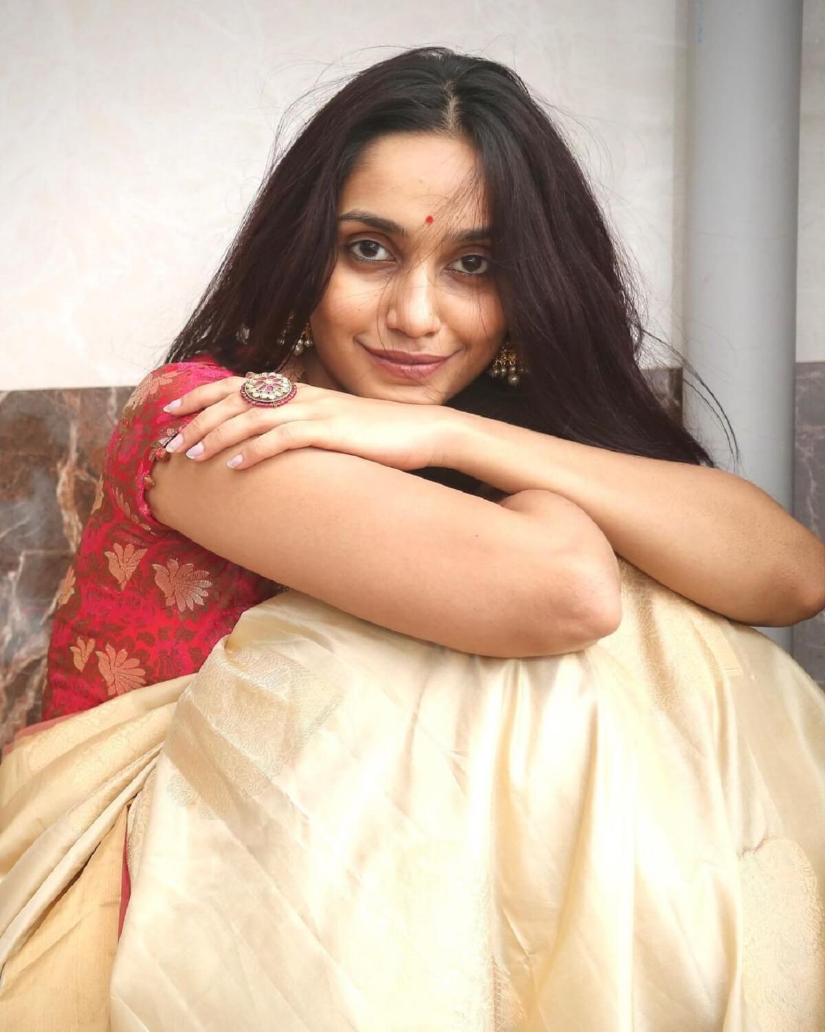 Samanta Dhulipala Wiki Age Profession Husband Caste Religion